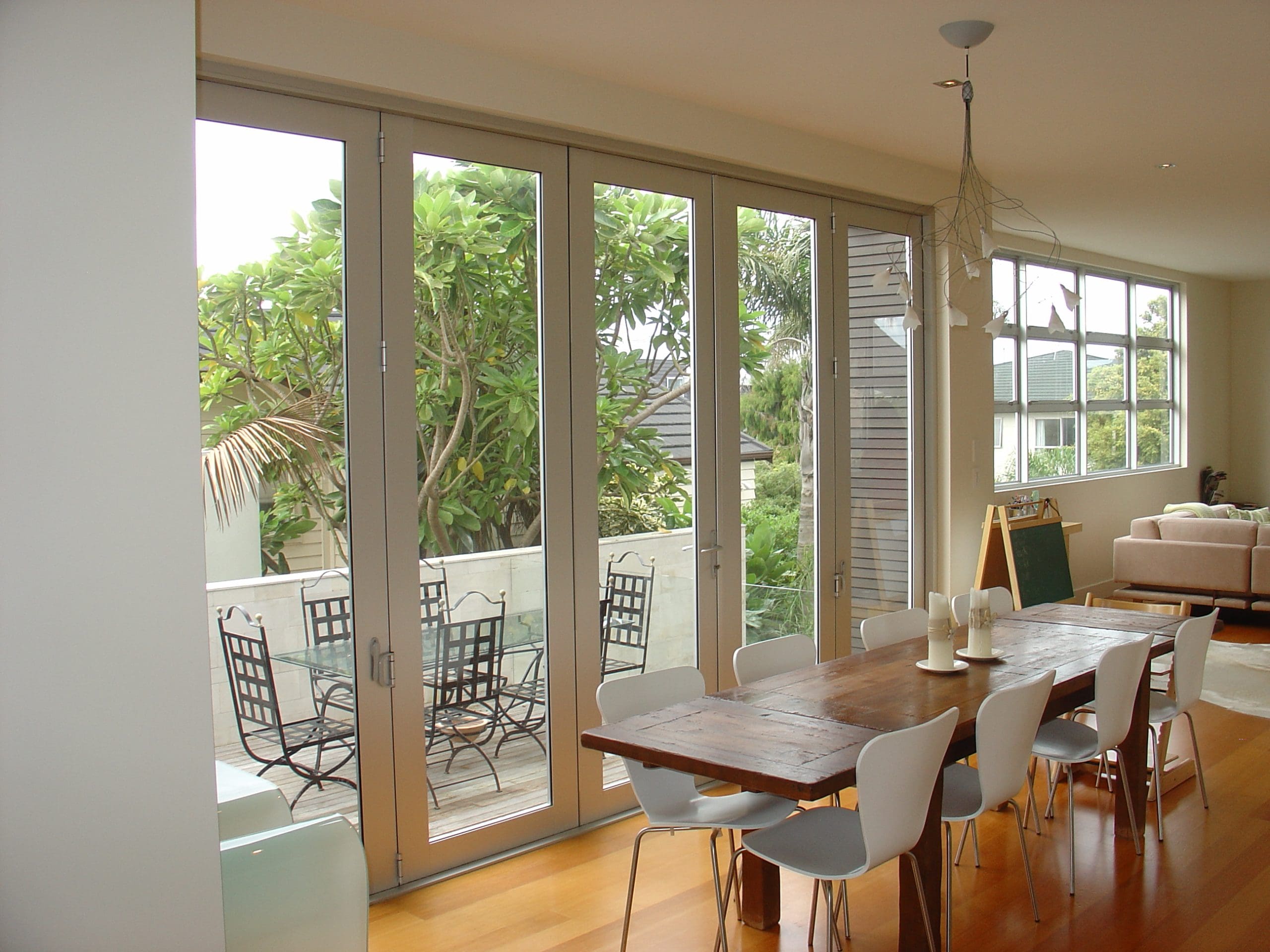5 Reasons why we love Bifold doors. - Alutech